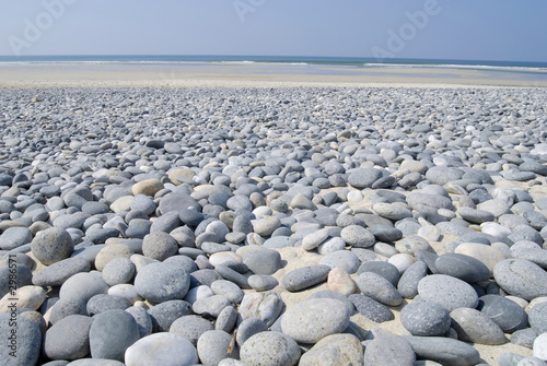 "plage de galets" photo libre de droits sur la banque d'images Fotolia ...