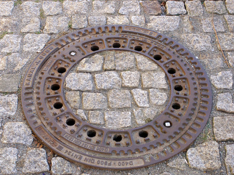 Abwasserdeckel Bilder – Durchsuchen 1,123 Archivfotos, Vektorgrafiken ...