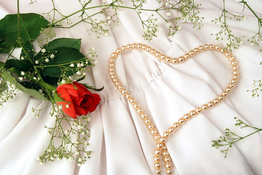 Red Roses And Pearls Background
