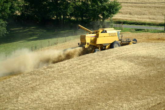 Moissonneuse-Batteuse Images – Browse 253 Stock Photos, Vectors, and ...