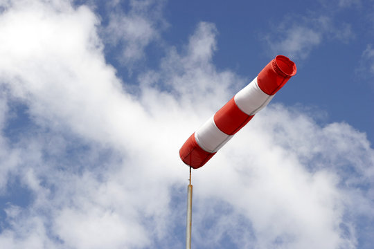 "Wind Sleeve" Bilder – Durchsuchen 15,379 Archivfotos, Vektorgrafiken ...