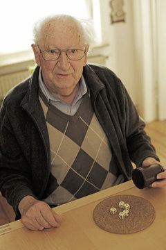 Knobeln-Bilder: Stock-Fotos & -Videos. | Adobe Stock