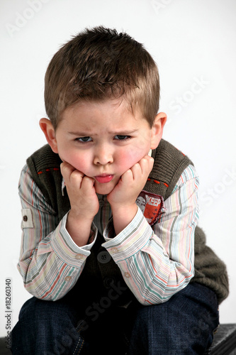 "jeune garcon boude," photo libre de droits sur la banque d'images ...