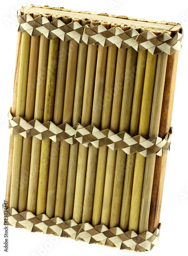 "instrument de percussion créole, kayamb, fond blanc" photo libre de ...