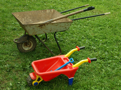 รูปภาพWheelbarrows – เลือกดูภาพถ่ายสต็อก เวกเตอร์ และวิดีโอ104,647 ...