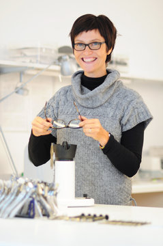 186 BESTE Optikerin BILDER, STOCK-FOTOS & -VEKTORGRAFIKEN | Adobe Stock