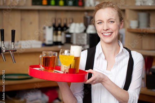 "kellnerin mit vollem tablett" Stockfotos und lizenzfreie Bilder auf ...