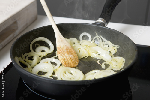"Faire cuire les oignons à la poêle " photo libre de droits sur la ...