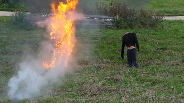 Flamethrower Bilder – Durchsuchen 2,777 Archivfotos, Vektorgrafiken und ...