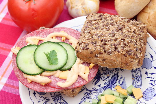 Salamibrot bilder – Bläddra bland 384 stockfoton, vektorer och videor ...