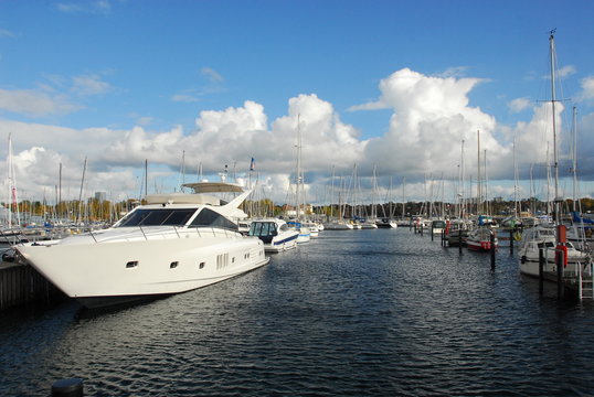 Motorboote bilder – Bläddra bland 1,943 stockfoton, vektorer och videor ...