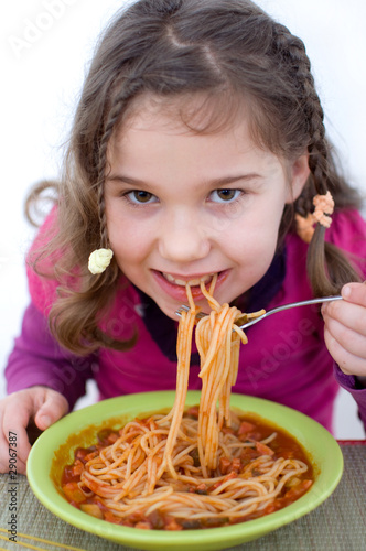 Mädchen Isst Spaghetti Stockfotos Und Lizenzfreie Bilder Auf Fotolia