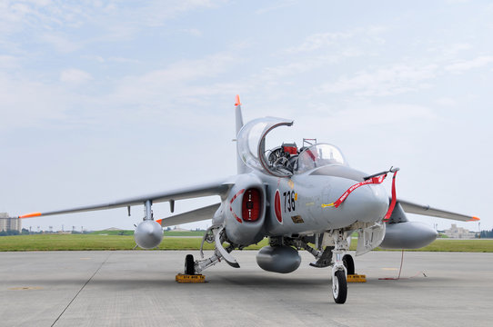 「t 4練習機」の写真素材 41件の無料イラスト画像 Adobe Stock