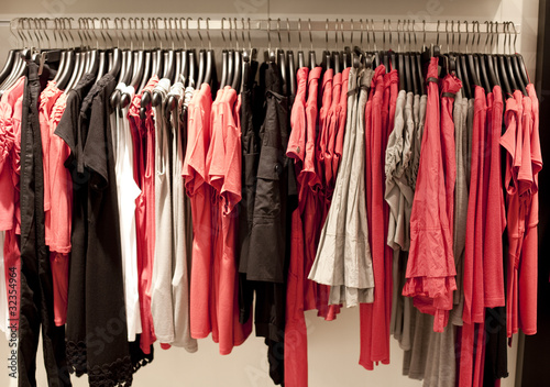 "rayon de vêtement en magasin rouge rose" photo libre de droits sur la ...