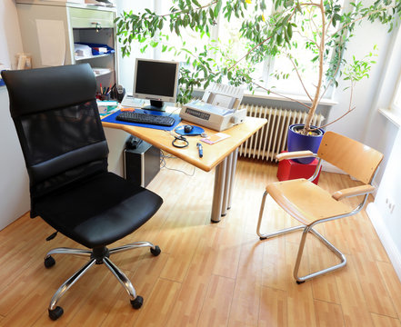 Computerarbeitsplatz bilder – Bläddra bland 218 stockfoton, vektorer ...