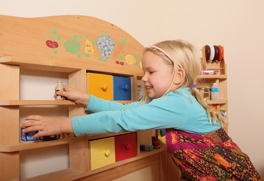 Kindchenschema 画像 - 参照 636 Stock 写真、ベクターおよびビデオ | Adobe Stock