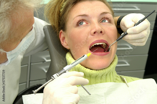 "Junge Frau beim Zahnarzt" Stockfotos und lizenzfreie Bilder auf ...