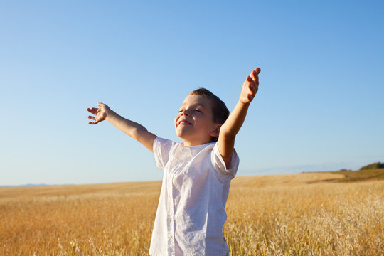 Kid Open Arms Bilder – Durchsuchen 18,149 Archivfotos, Vektorgrafiken ...