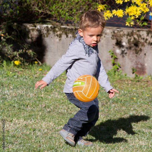 "Enfant qui joue au ballon" photo libre de droits sur la banque d ...