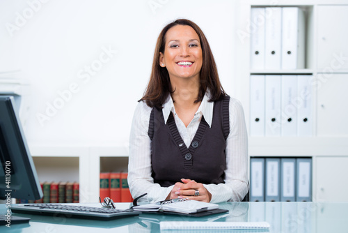 "glückliche angestellte im büro" Stock photo and royalty-free images on ...