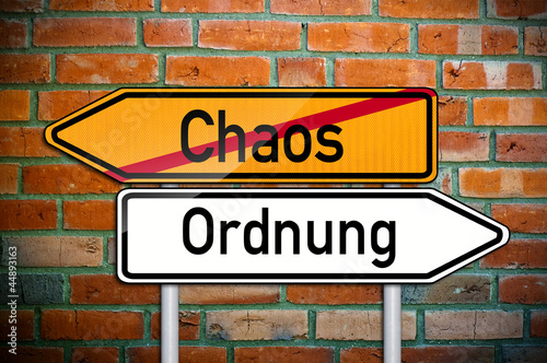 "Wegweiser auf Ziegelsteinwand mit Chaos und Ordnung" Stockfotos und ...