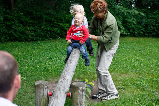 Wippe Kinder Bilder – Durchsuchen 20,218 Archivfotos, Vektorgrafiken ...