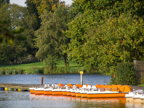 Tretboot bilder – Bläddra bland 1,540 stockfoton, vektorer och videor ...