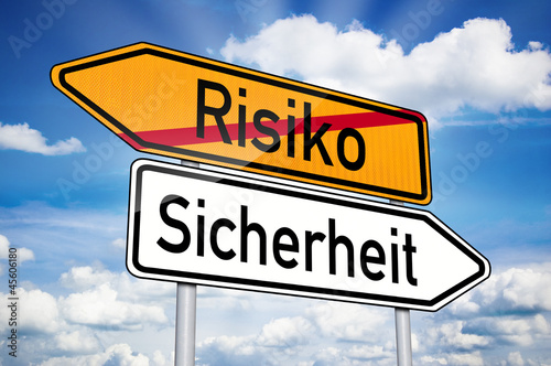 "Wegweiser mit Risiko und Sicherheit" Stockfotos und lizenzfreie Bilder ...