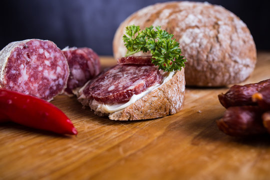 Salamibrot bilder – Bläddra bland 384 stockfoton, vektorer och videor ...