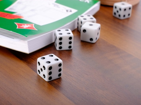 Knobeln Bilder – Durchsuchen 465 Archivfotos, Vektorgrafiken und Videos ...