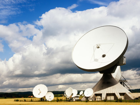 รูปภาพ"Satellite Dish" – เลือกดูภาพถ่ายสต็อก เวกเตอร์ และวิดีโอ33,460 ...