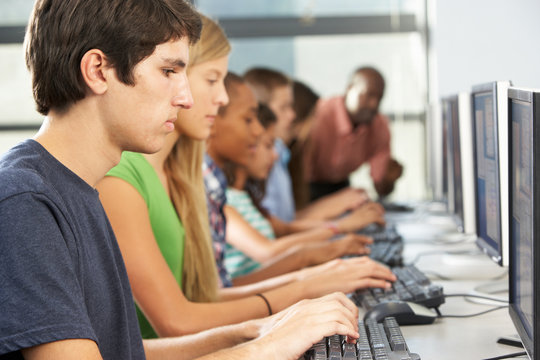 Afbeeldingen over "Computer Lab" – Blader in stockfoto's, vectoren en ...