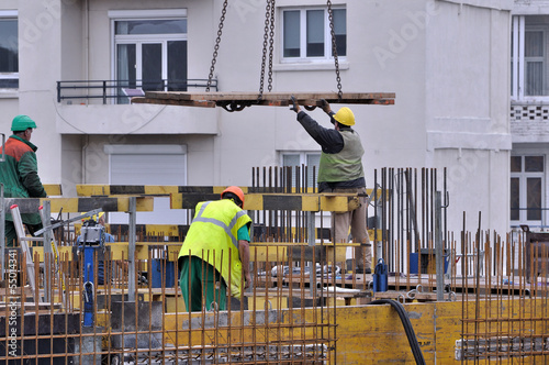 "Ouvriers sur chantier en action au sommet de la construction" photo ...