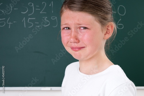 "Kind weint in Schule" Fotos de archivo e imágenes libres de derechos ...