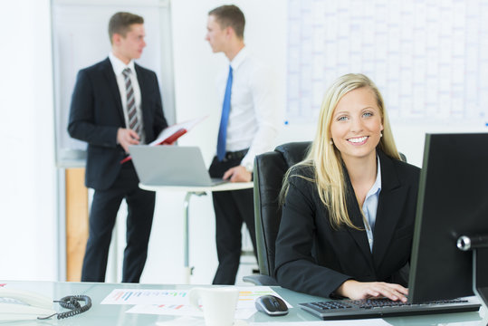 Servicemitarbeiter Images – Browse 940 Stock Photos, Vectors, and Video ...