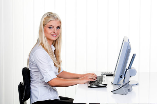 รูปภาพComputerarbeitsplatz – เลือกดูภาพถ่ายสต็อก เวกเตอร์ และวิดีโอ220 ...