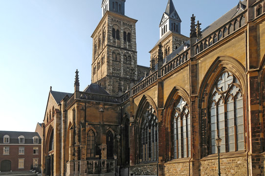 Kirchenfassade bilder – Bläddra bland 1,340 stockfoton, vektorer och ...