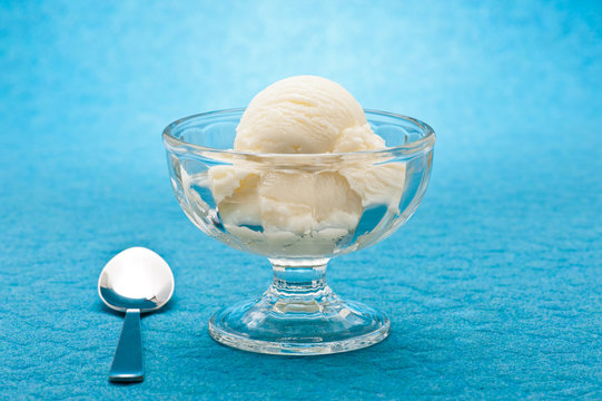 รูปภาพ"Eis – เลือกดูภาพถ่ายสต็อก เวกเตอร์ และวิดีโอ296,966 | Adobe Stock