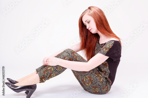 Schöne Frau Sitzend Auf Dem Boden Stockfotos Und Lizenzfreie Bilder