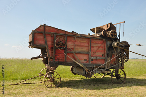 "Ancienne moissonneuse-batteuse" photo libre de droits sur la banque d ...