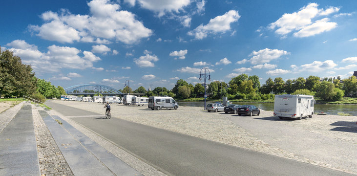 Autostellplatz Bilder – Durchsuchen 1,139 Archivfotos, Vektorgrafiken ...