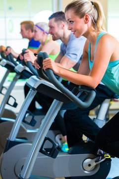 Spinning Bilder – Durchsuchen 373,731 Archivfotos, Vektorgrafiken und ...