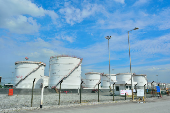 "Tank Farm" Images – Browse 1,093 Stock Photos, Vectors, and Video ...