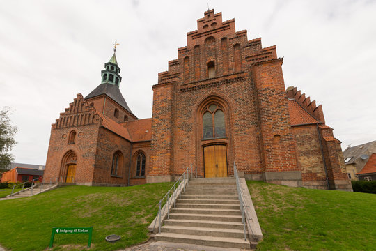 Kirchenfassade bilder – Bläddra bland 1,408 stockfoton, vektorer och ...