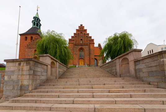 Kirchenfassade bilder – Bläddra bland 1,408 stockfoton, vektorer och ...