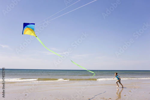 "Deutschland, Ostsee, Junge Drachen steigen am Strand" Stockfotos und ...