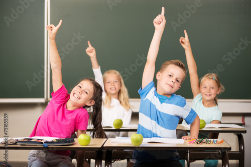 "Kinder melden sich in der Grundschule" Stockfotos und lizenzfreie ...