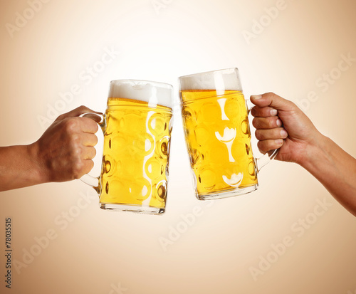 "mit Bier anstoßen" Stockfotos und lizenzfreie Bilder auf Fotolia.com ...