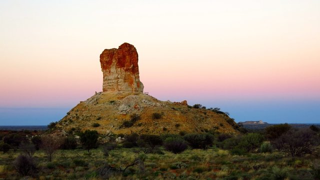 Afbeeldingen over "Chambers Pillar" – Blader in stockfoto's, vectoren ...