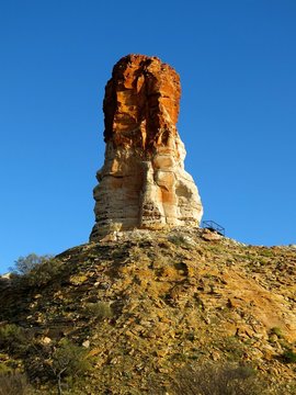 Afbeeldingen over "Chambers Pillar" – Blader in stockfoto's, vectoren ...